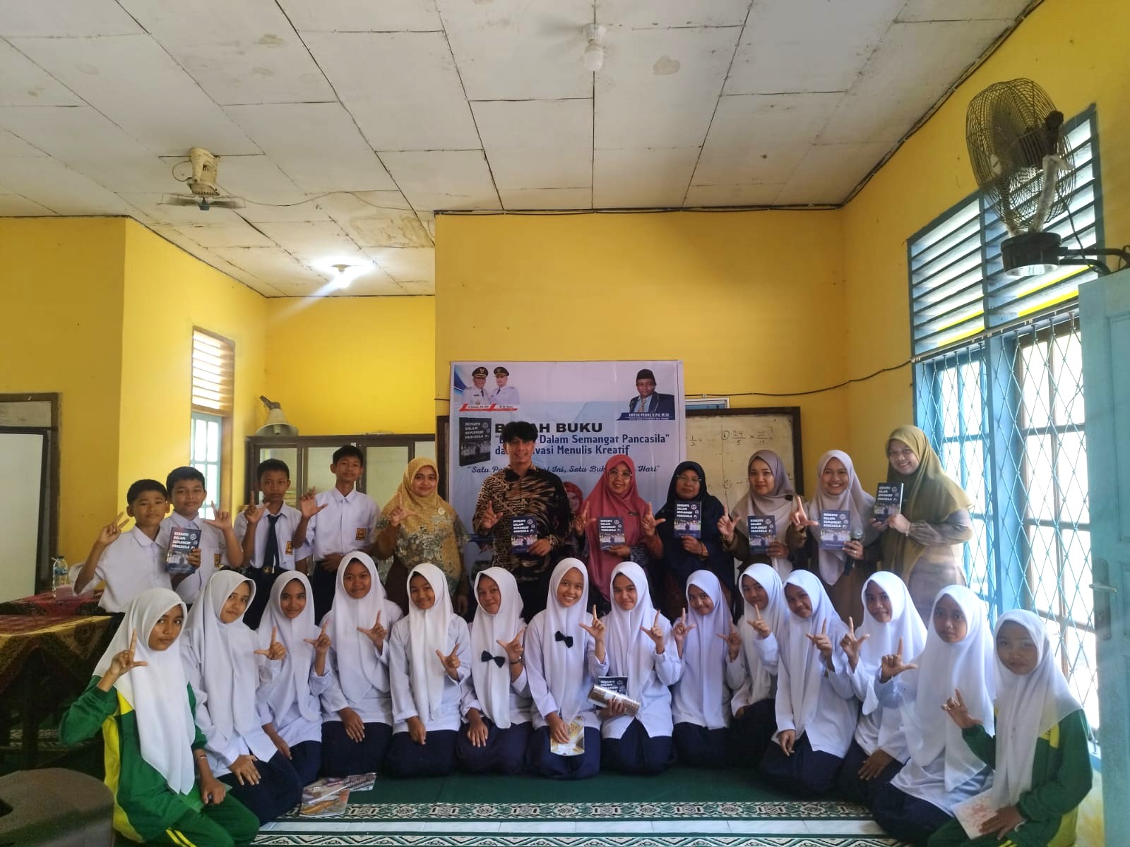 Dari Ngobrol Puisi di SMPN -2 Kinali, Hingga Minum Teh Telur di Rumah ...